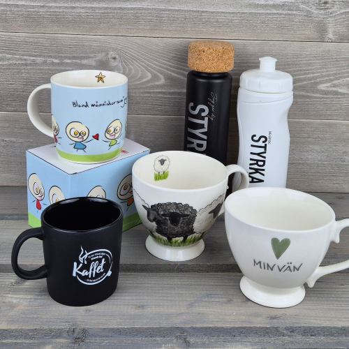 Muggar och flaskor med text – inspirerande design